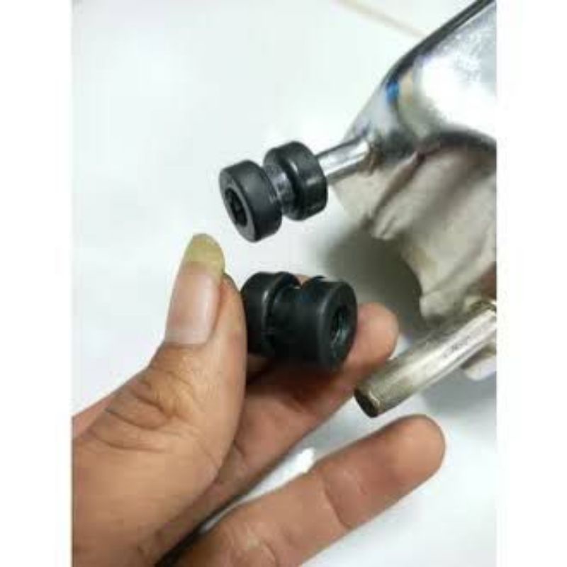 Rubber wedges support the frame to the rear fender fenders of the CB ...