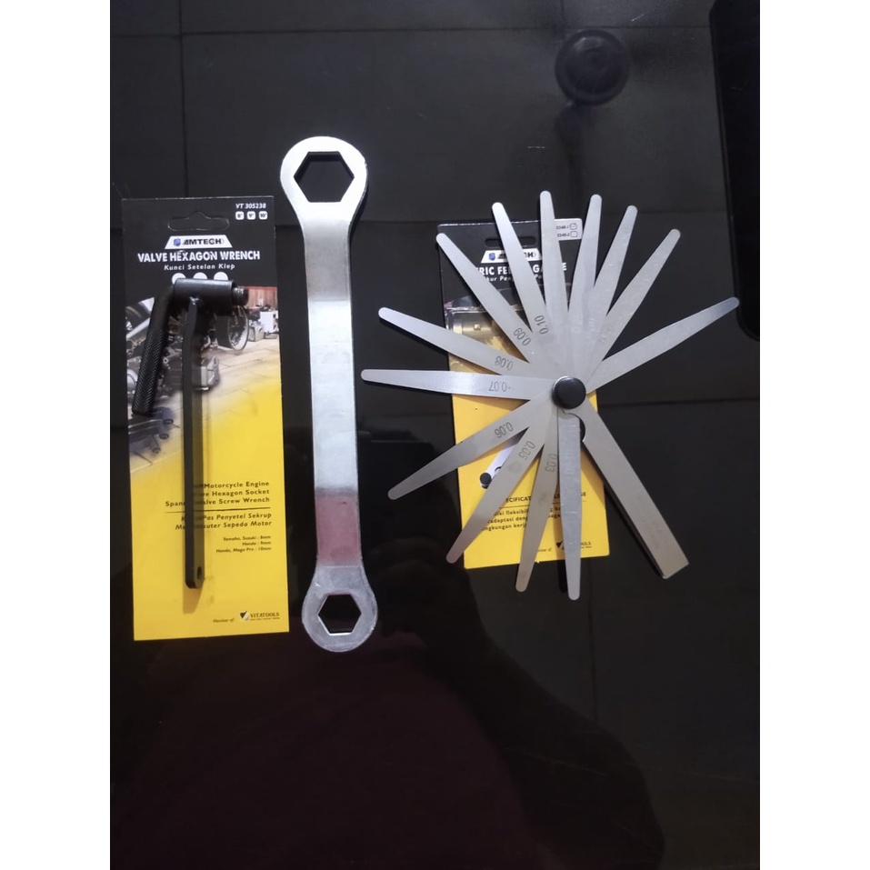 Complete package of motorbike valve adjustment tools / 17x24 keys ...