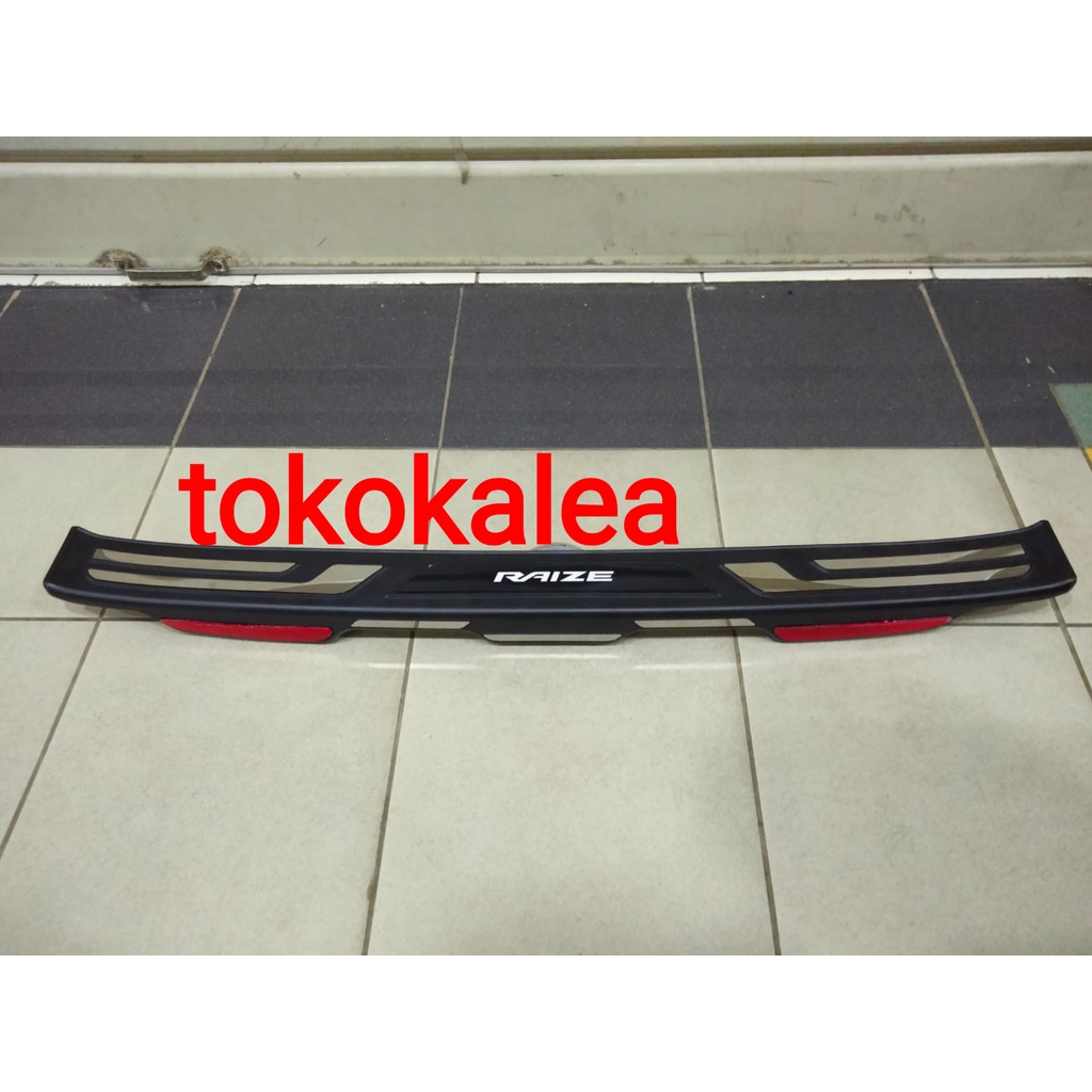 Toyota Raize 2021-2024 Rear Scuff Plate Black Reflector Car Rear Trunk ...