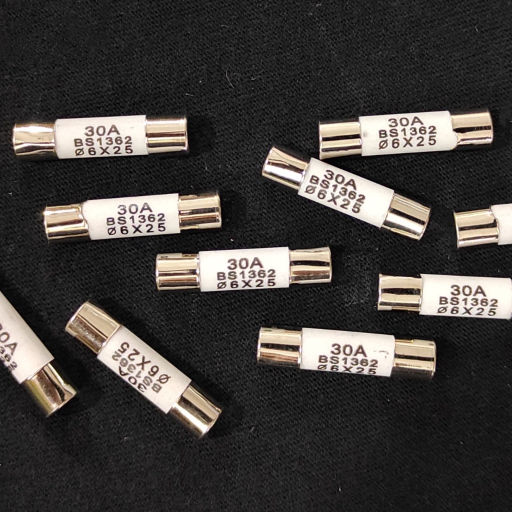 10 biji 30A 250V BS1362 Ceramic Fuse Plug top Fuse Saiz 6mm x 25mm ...