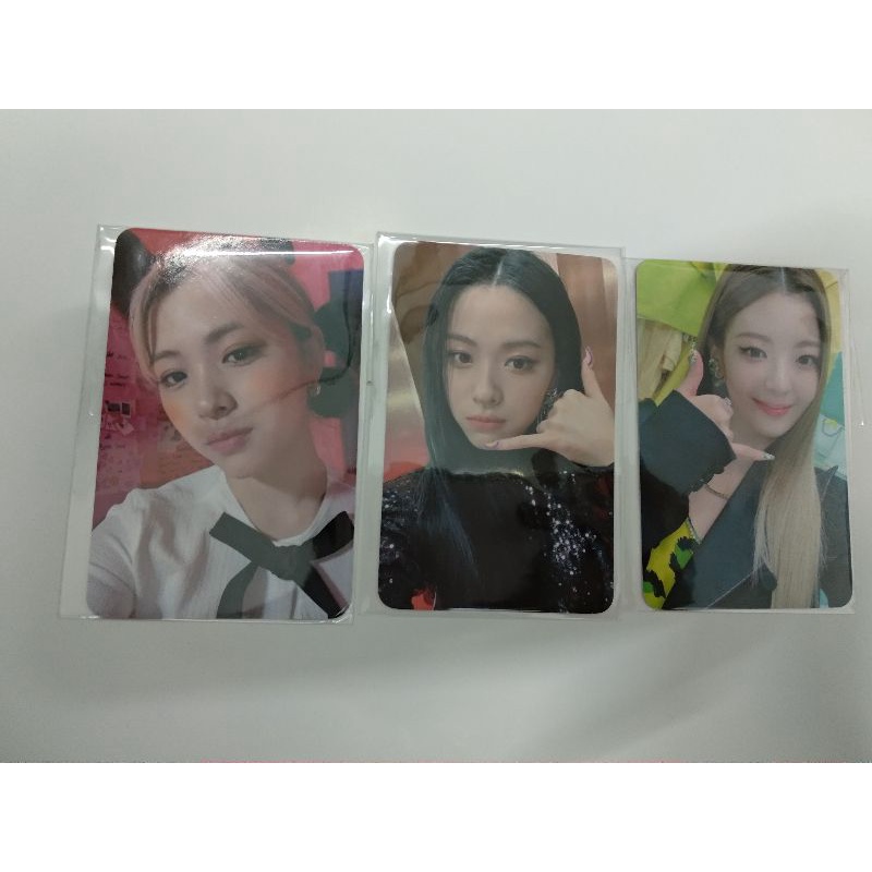 WTS ITZY RARE HELLO82 CRAZY IN LOVE SIGNED ALBUM BENEFIT PHOTOCARD ...