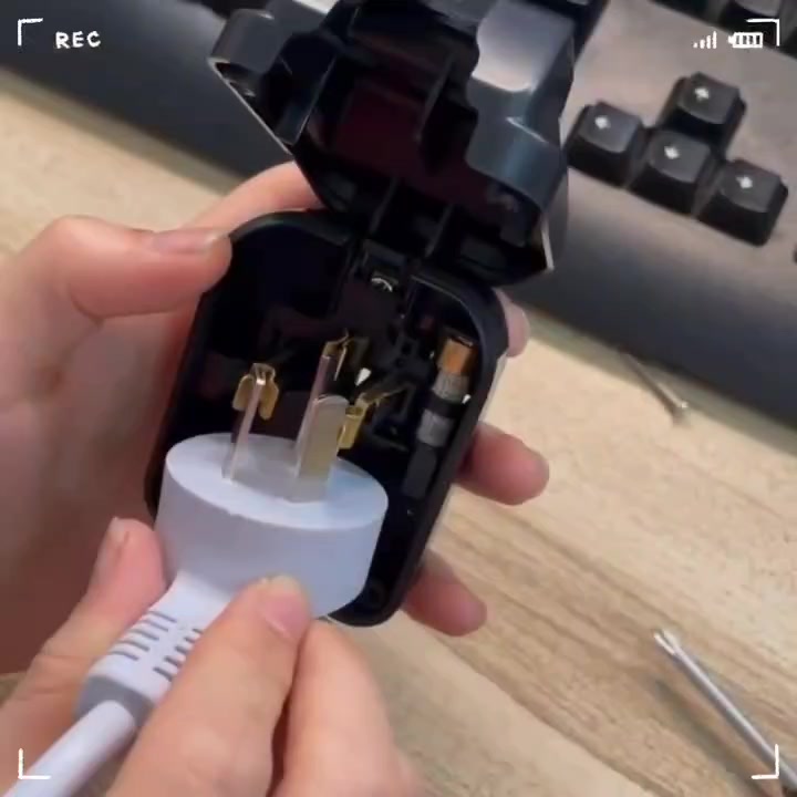 China 3 flat pins to Local / UK 3 pins Socket adaptor convertor with ...