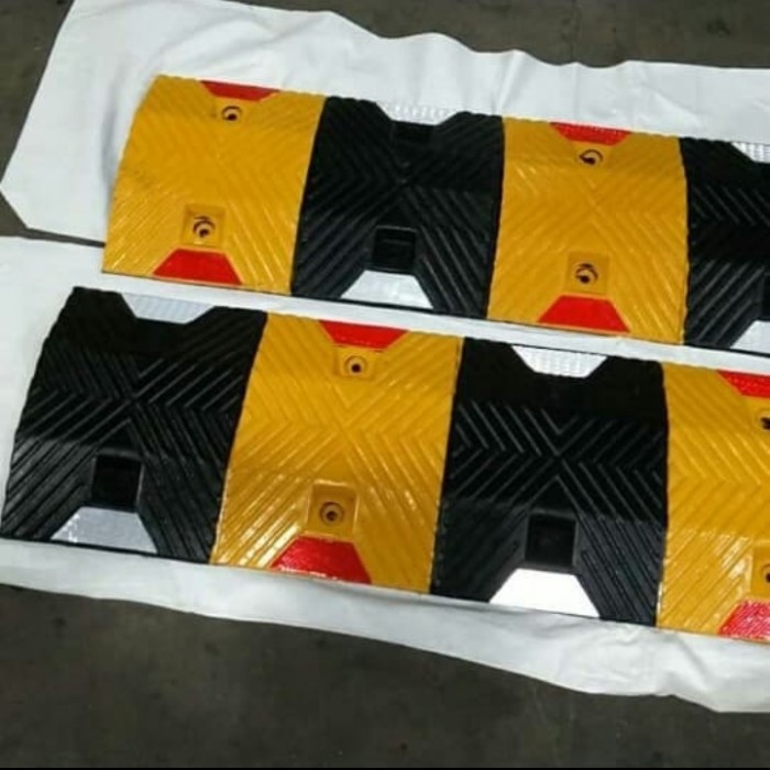 Premium Rubber Speed Hump With Reflector - 1 Meter Rubber Sleep Police ...