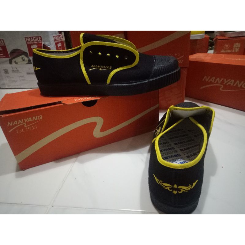 ORIGINAL NANYANG SHOES KASUT NANYANG KASUT SEPAKTAKRAW BATIK LINE ...