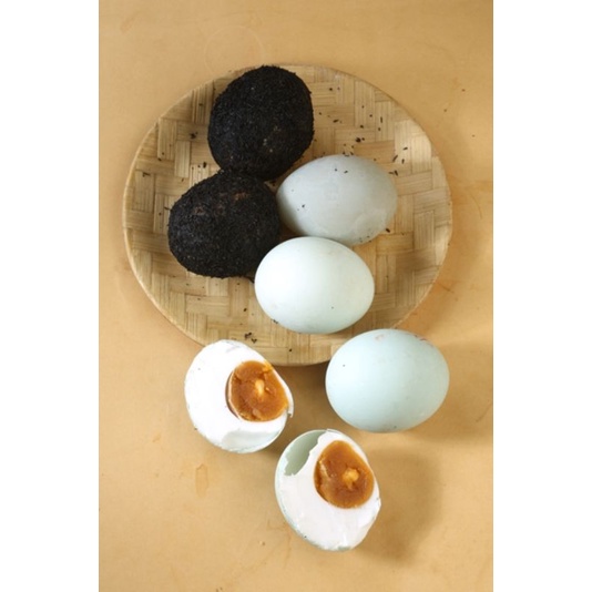 Telur itik masin/ salt eggs sekam hitam 2 biji | Shopee Malaysia