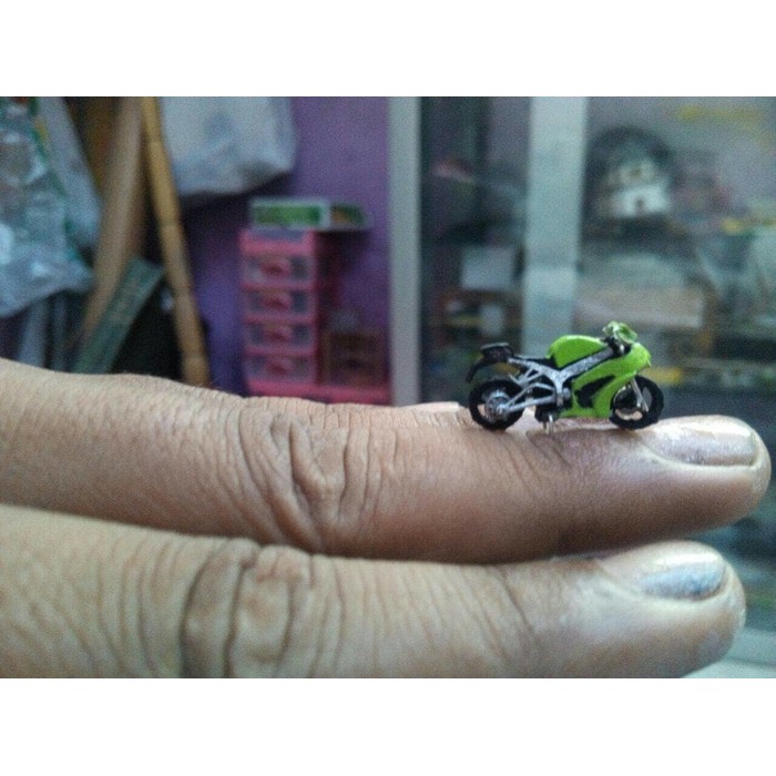 Miniature kawasaki ninja zx 10R HO 1/87 scale mang irin motorbike ...
