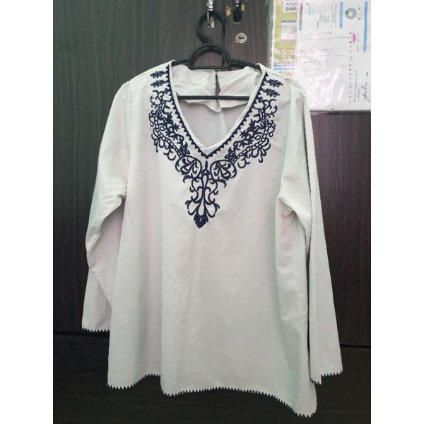 Preloved White Blouse with Blue Embroidery/ Baju Putih | Shopee Malaysia