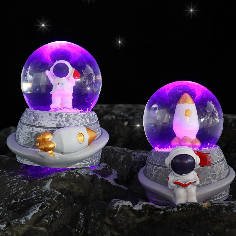 Angkasawan roket kreatif bola kristal kecil bercahaya salji hiasan meja ...