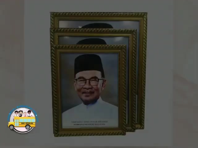 AGONG & PERMAISURI KING AND QUEEN GOLDEN FRAME POTRAIT/ GOOD QUALITY ...