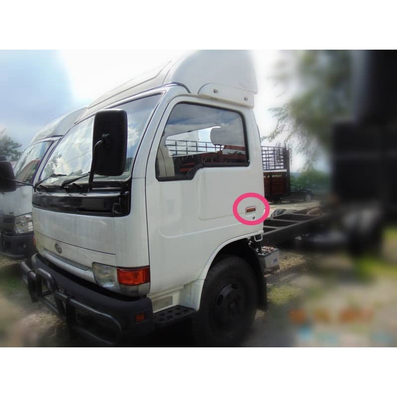 NISSAN UD YU41 / T5 OUTER HANDLE | Shopee Malaysia