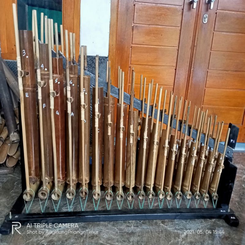 HITAM Angklung displaying 18 notes 2 black bamboo tubes, tones (E - A ...