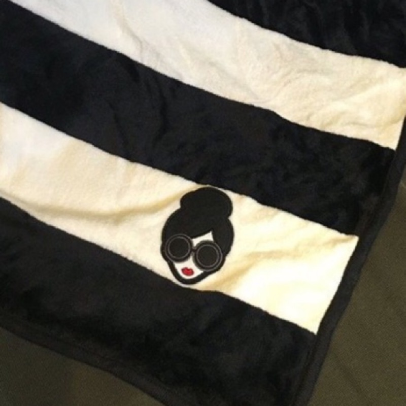 Taiwan Version VOCUE 2018 With Alive Olivia Warm Blanket, Worth ...