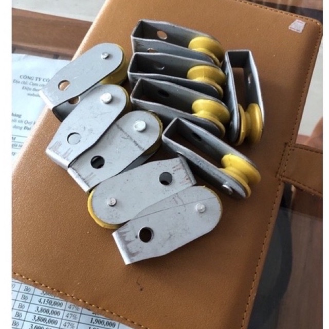 Pulleys for pulling heavy items, pulleys and parachute ropes to support ...