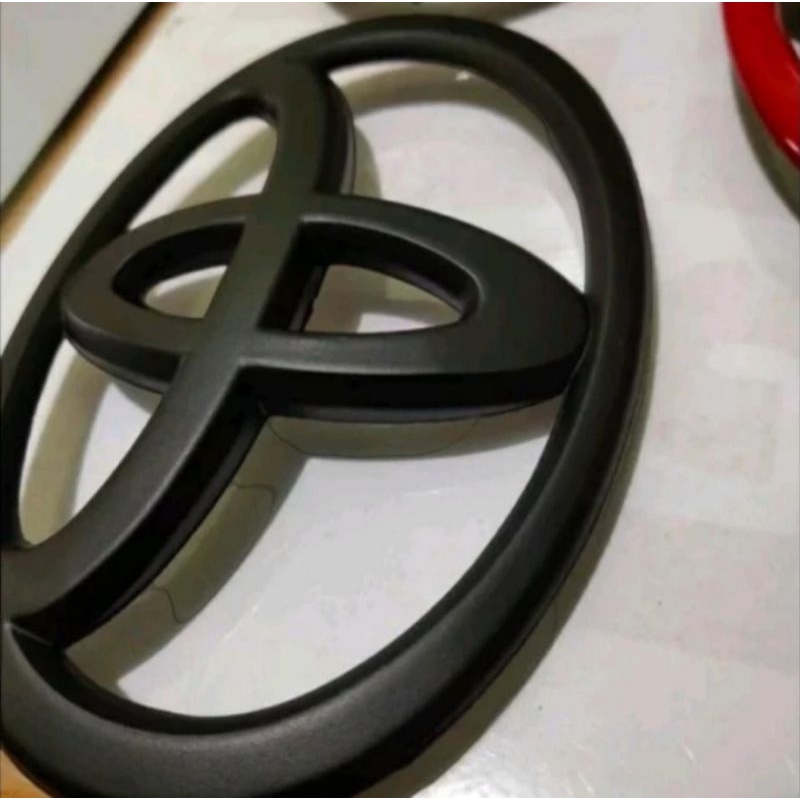 HITAM Toyota raize Front grill logo emblem Black doff -Black glossy ...