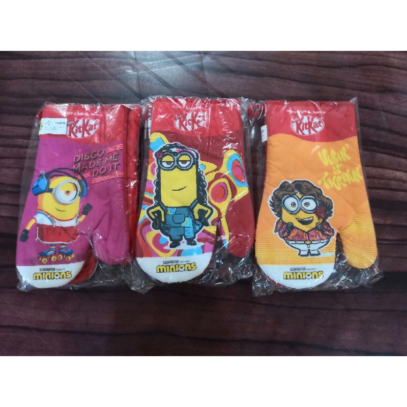 Kit Kat Minions Mitten | Shopee Malaysia