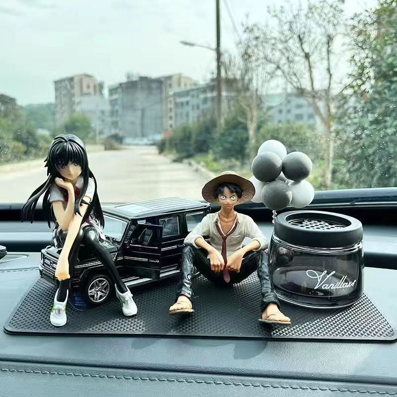 one piece Luffy with Erlang's legs crossed, walking the dog with Yukino ...