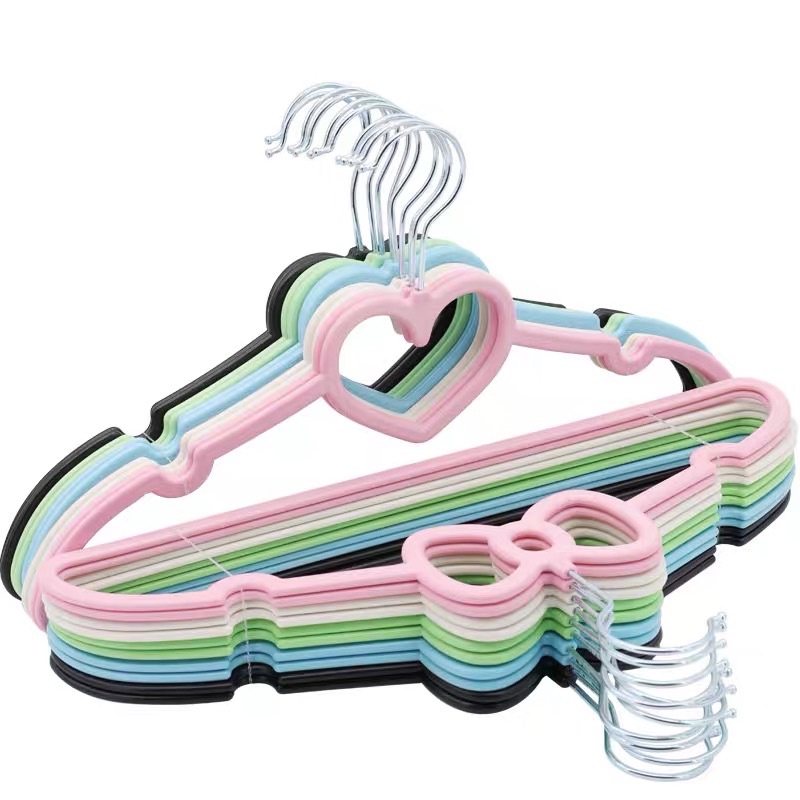 Hanger baju atau penyangkut baju pakaian pelbagai warna dan corak ...