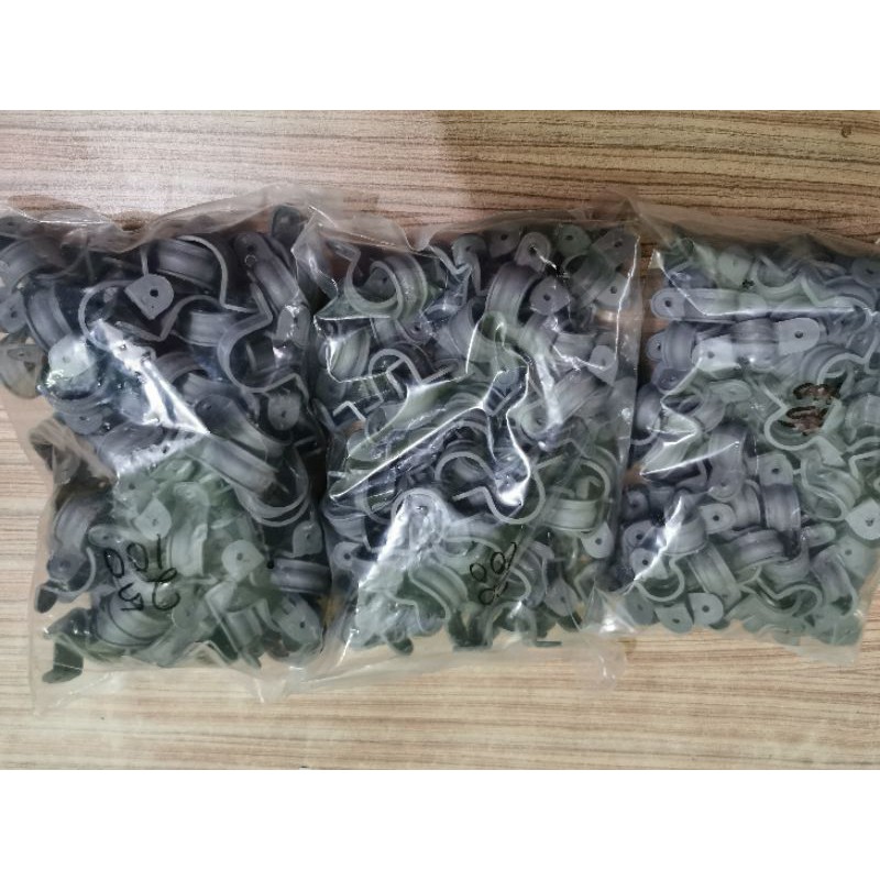 100 pcs PVC pipe clip (15mm, 20mm, 25mm) with 2 holes | Shopee Malaysia