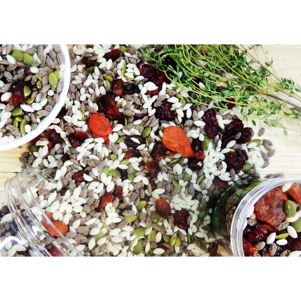 Mix Nuts Dried Fruits Breakfast Puffed Rice, Strawberries, pumpkin seed ...