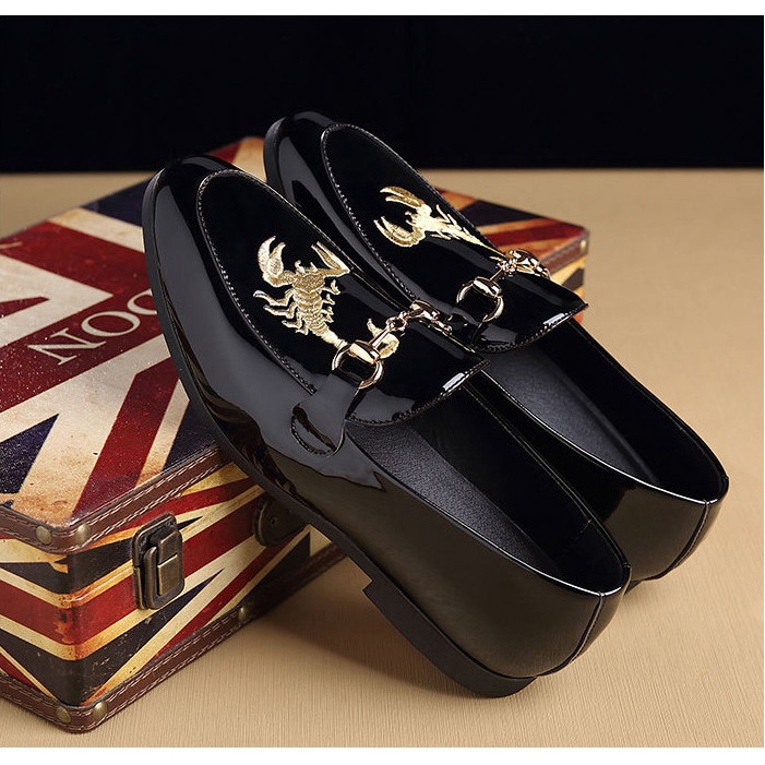 Men's Loafers Embroidered With Unique Pattern The Stitching Sole Is ...