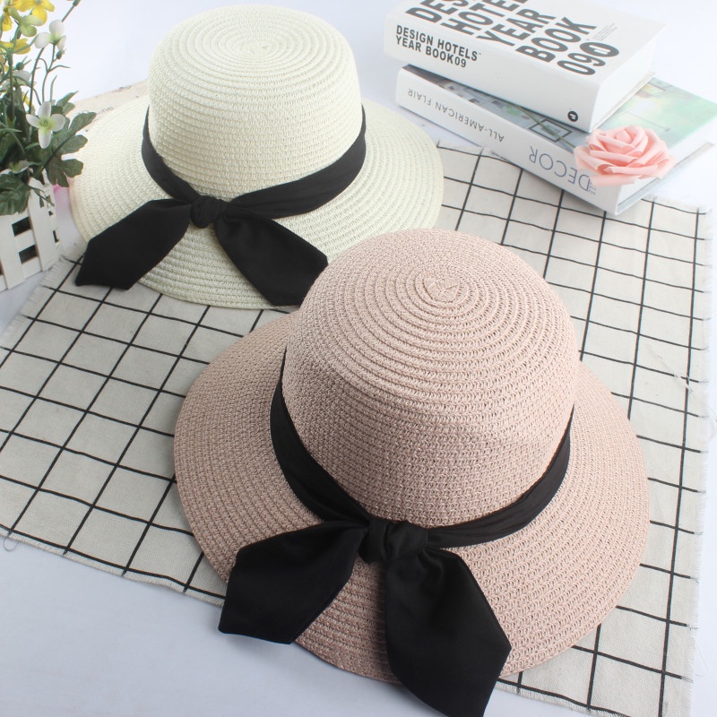 Topi nelayan wanita musim panas hitam tunduk percutian di tepi pantai ...