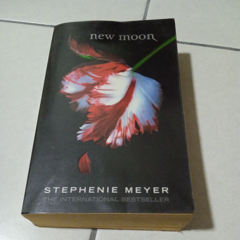 New Moon - Stephenie Meyer | Shopee Malaysia