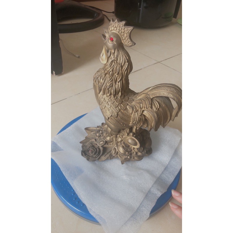 [Liquidation] Chicken Statue Clear Dong Stands On Gold Coins And Roses ...