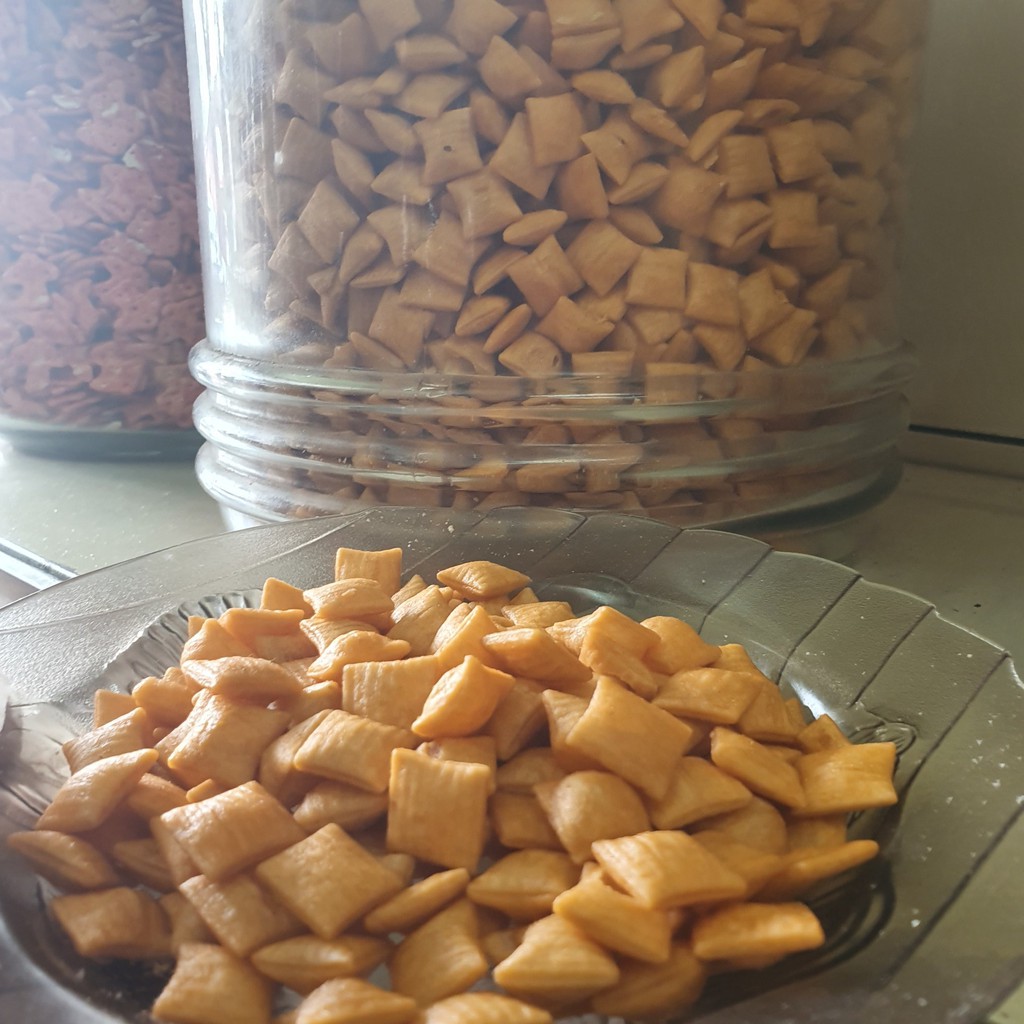 Pillow Snacks Crab Flavoured BIscuit (300g-500g) | Shopee Malaysia