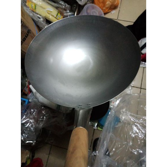 ONE WOOD HANDLE IRON WOK | Shopee Malaysia