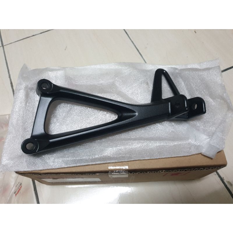 100% ORIGINAL YAMAHA MT15 REAR FOOTREST BRACKET B7D-F741L-00 | Shopee ...