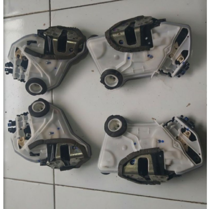 Original innova reborn fortuner vrz door lock | Shopee Malaysia