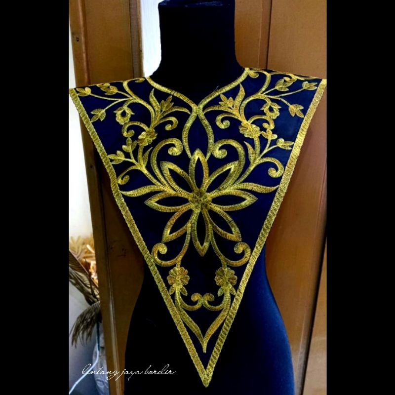 Lotus Shoulder Embroidery Application Of Traditional Clothing ...