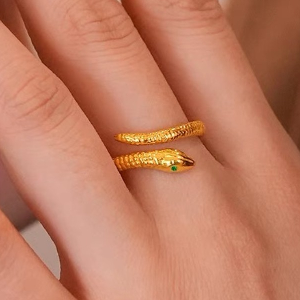 The 2024 women's lucky snake ring design is compact and luxurious ...