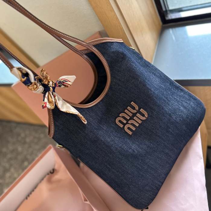 New MIU limited edition tote (size: 30cm), women's casual versatile shoulder bag | Shopee Malaysia