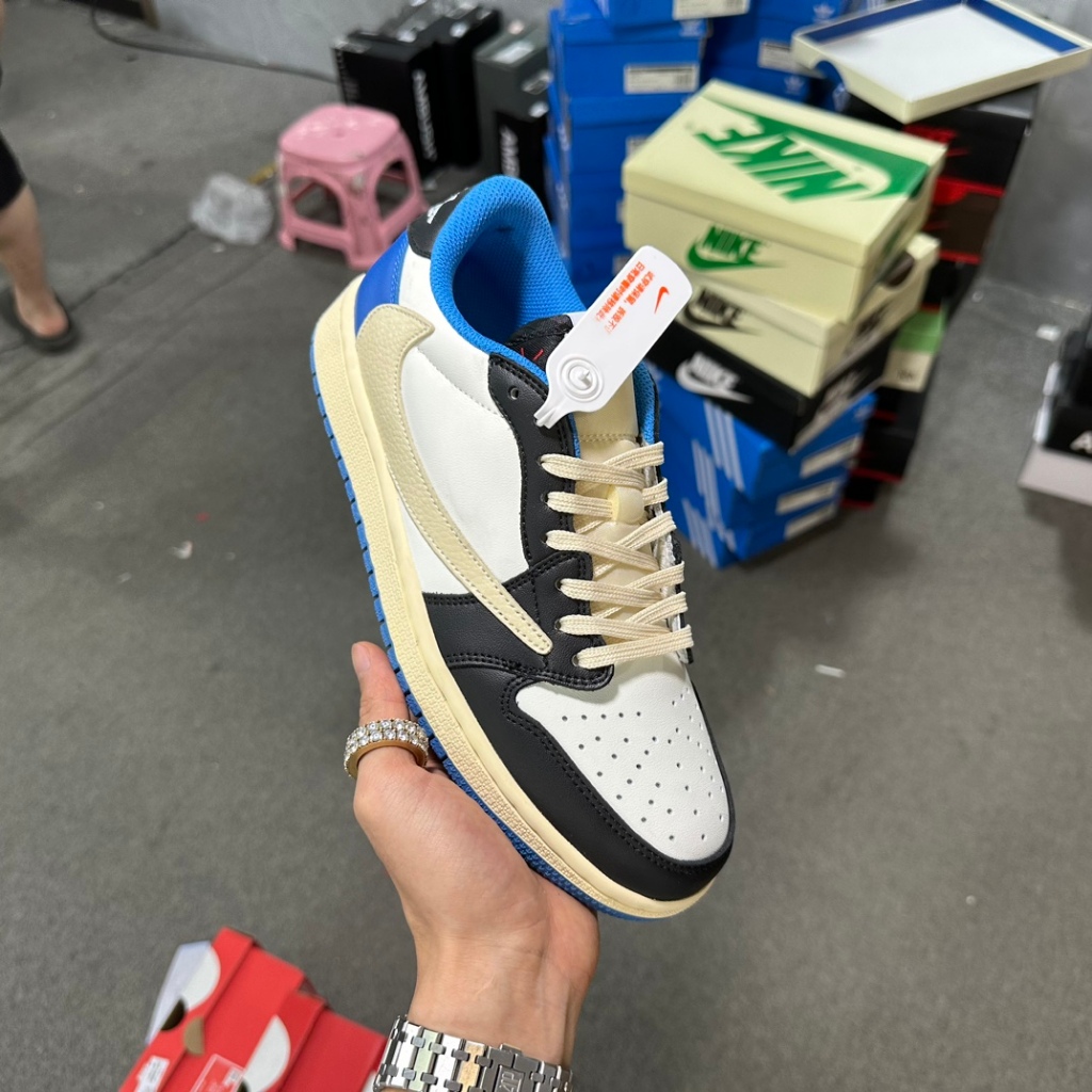 Real shooting of the new Travis Scott x Air J1 Low low cut white blue ...