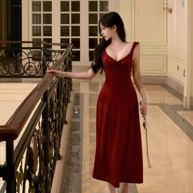French retro wine red sling dress with a new waist bag and hip cinching ...