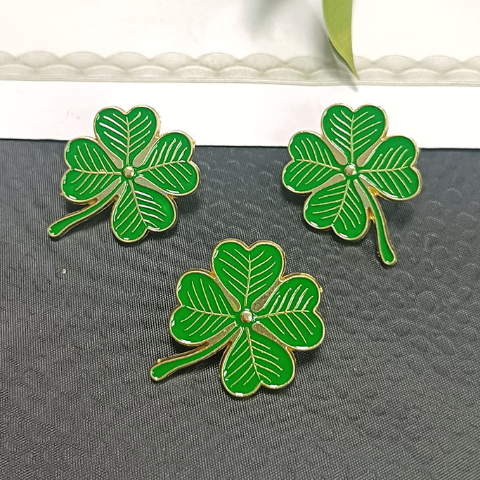 Cartoon cute lucky four-leaf clover brooch couple pin | Shopee Malaysia