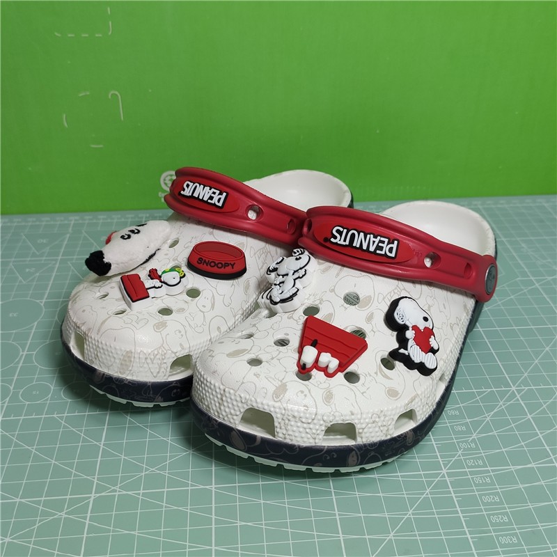 Crocs x Peanuts collaboration Snoopy classic children's hole shoes ...