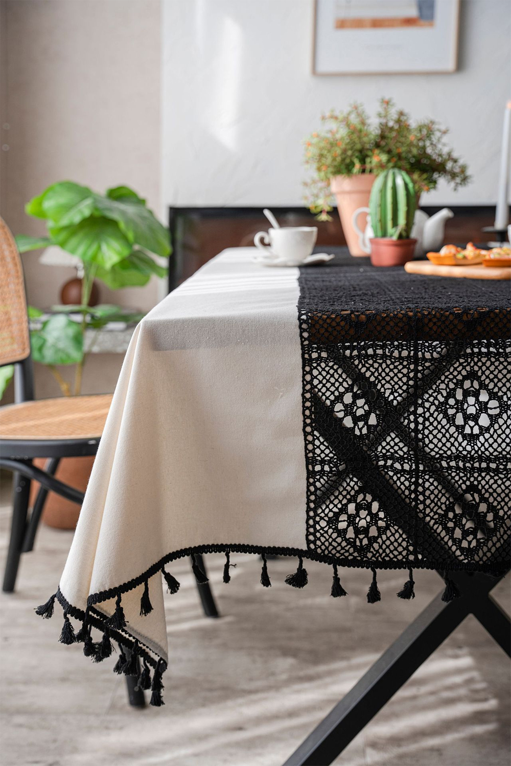 White plain color contrast color lace hollowed out stitching small ...