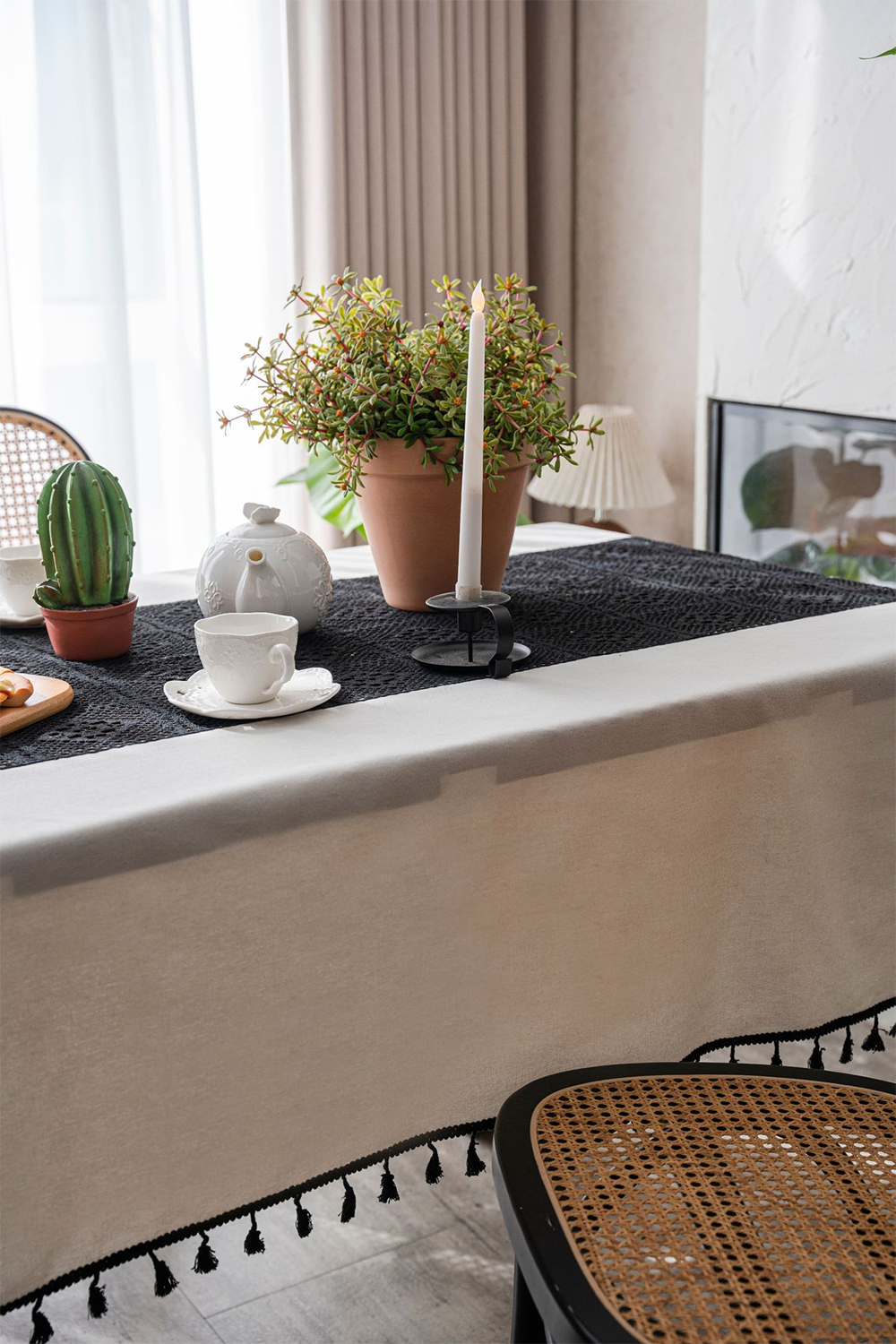 White plain color contrast color lace hollowed out stitching small ...