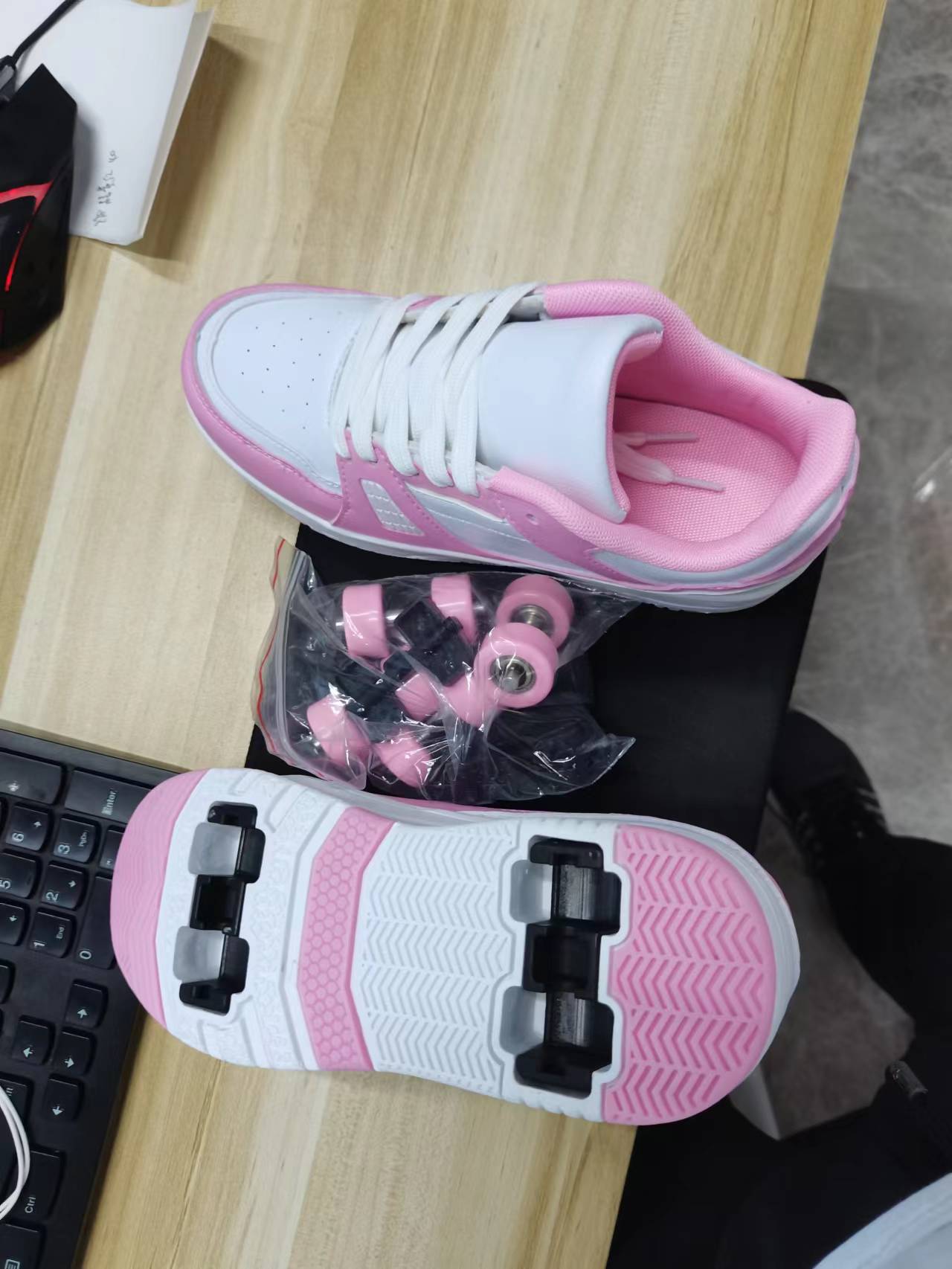 Four-wheeled Heelys kasut roda budak perempuan nonluminous wheel shoes ...