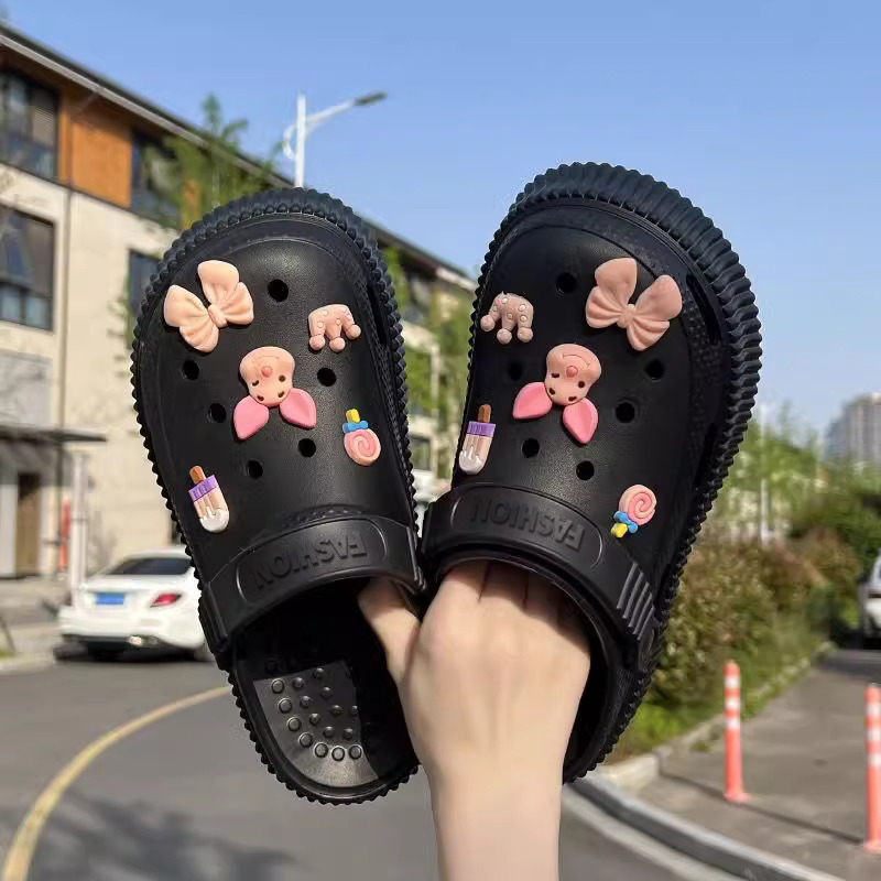A Pair of Cute Piggy Hole Shoes Heightened Thick-Soled Beach Anti-Slip ...