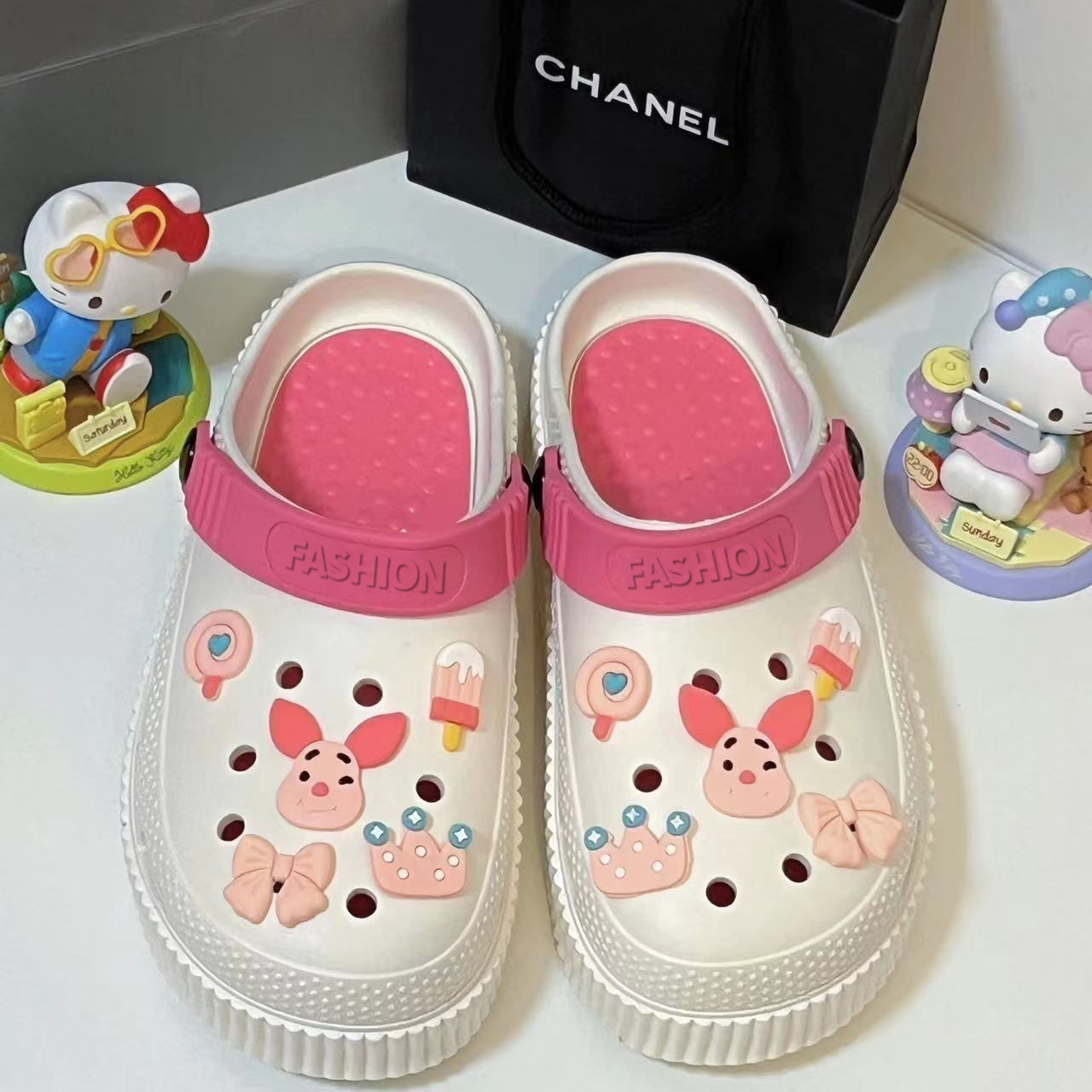 A Pair of Cute Piggy Hole Shoes Heightened Thick-Soled Beach Anti-Slip ...