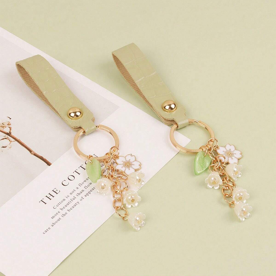 style cute valley white lily keychain with gold chain, women's style ...