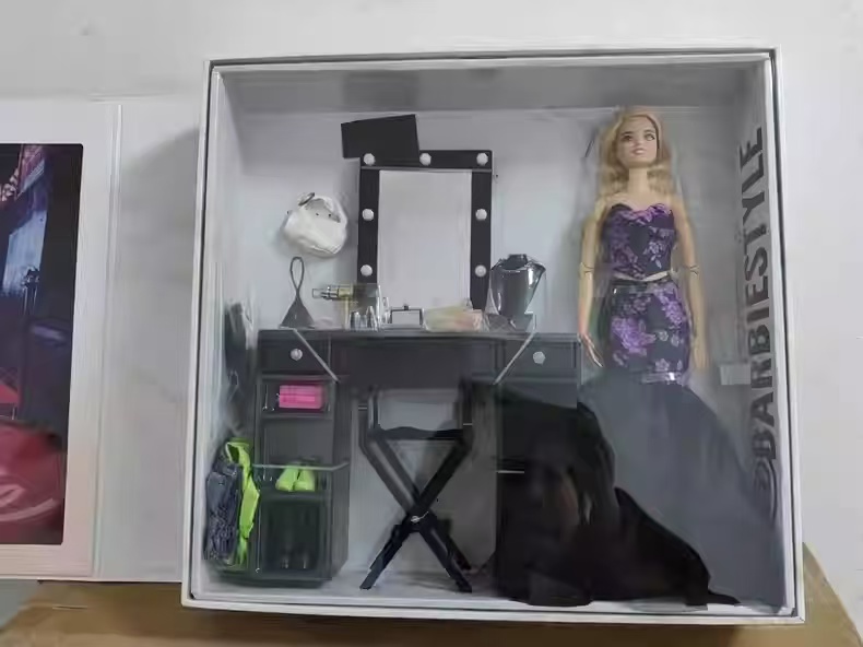 Barbie BarbieStyle Fashion Studio Set with Fully Posable Doll (Blonde ...