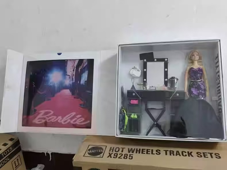 Barbie BarbieStyle Fashion Studio Set with Fully Posable Doll (Blonde ...