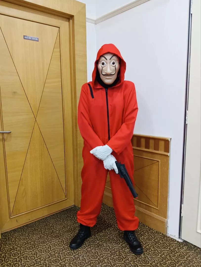【Hot Sale】Money Heist Kids & Adults Cosplay Costume, Salvador Dalí Mask ...