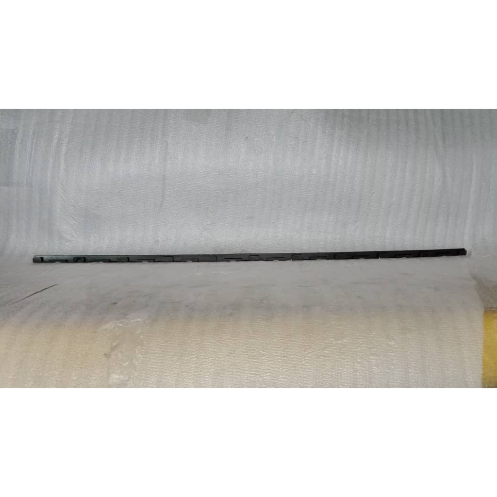 MERCEDES-BENZ W124 E-GLSS REAR BOOT RAIL (ORIGINAL) | Shopee Malaysia