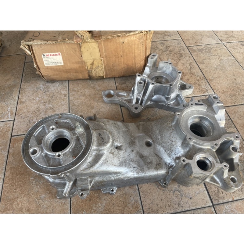 Suzuki v100 crank case casing engine tengah crankcase assy original ...