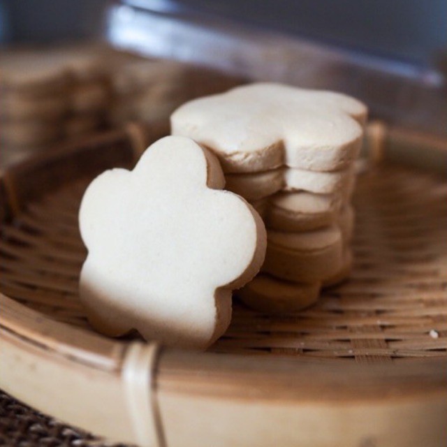 [CNY] Kuih Bangkit (traditional red cap bottle) | Shopee Malaysia